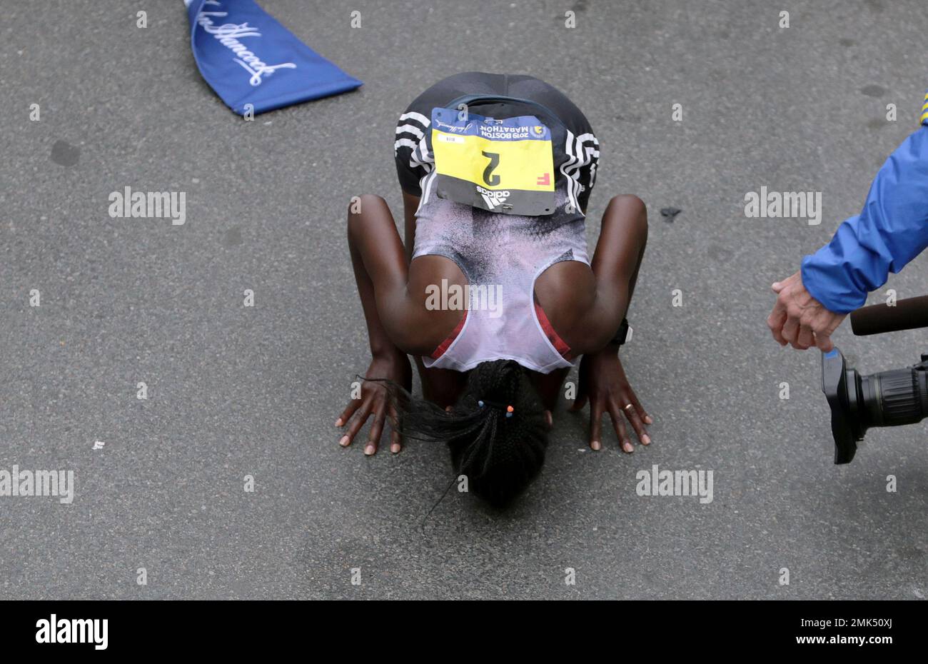 Worknesh Degefa, of Ethiopia, kisses the ground after winning the women ...