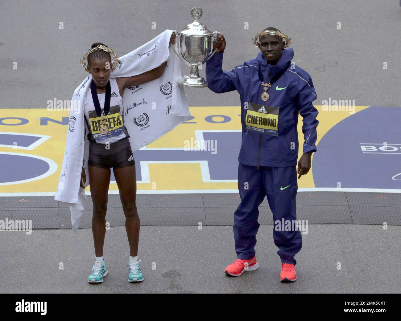 Worknesh Degefa, left, of Ethiopia, winner of the women's division, and ...