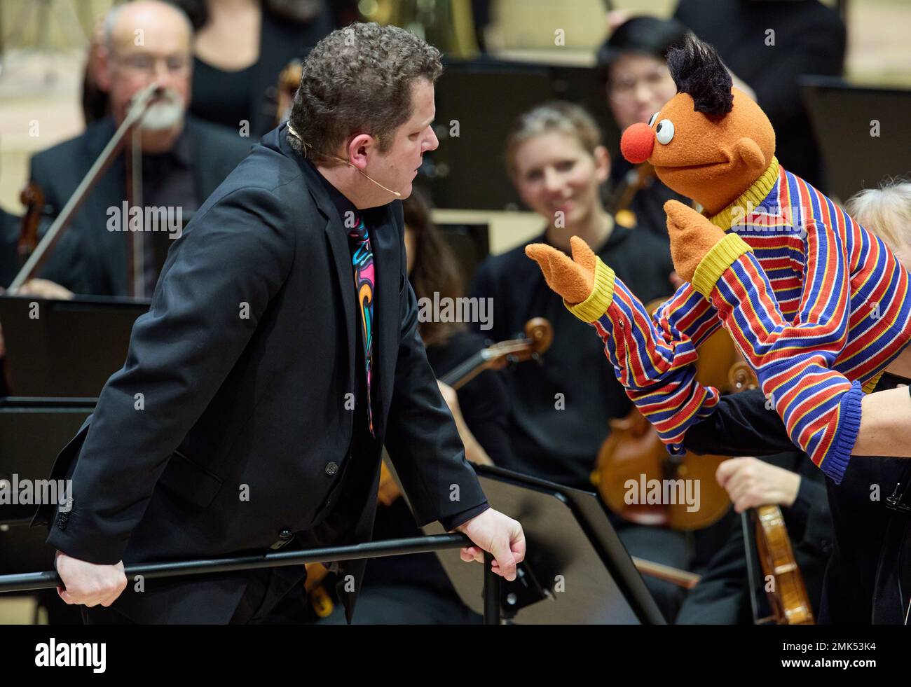 Hamburg, Germany. 28th Jan, 2023. David Claessen, conductor, and Ernie ...