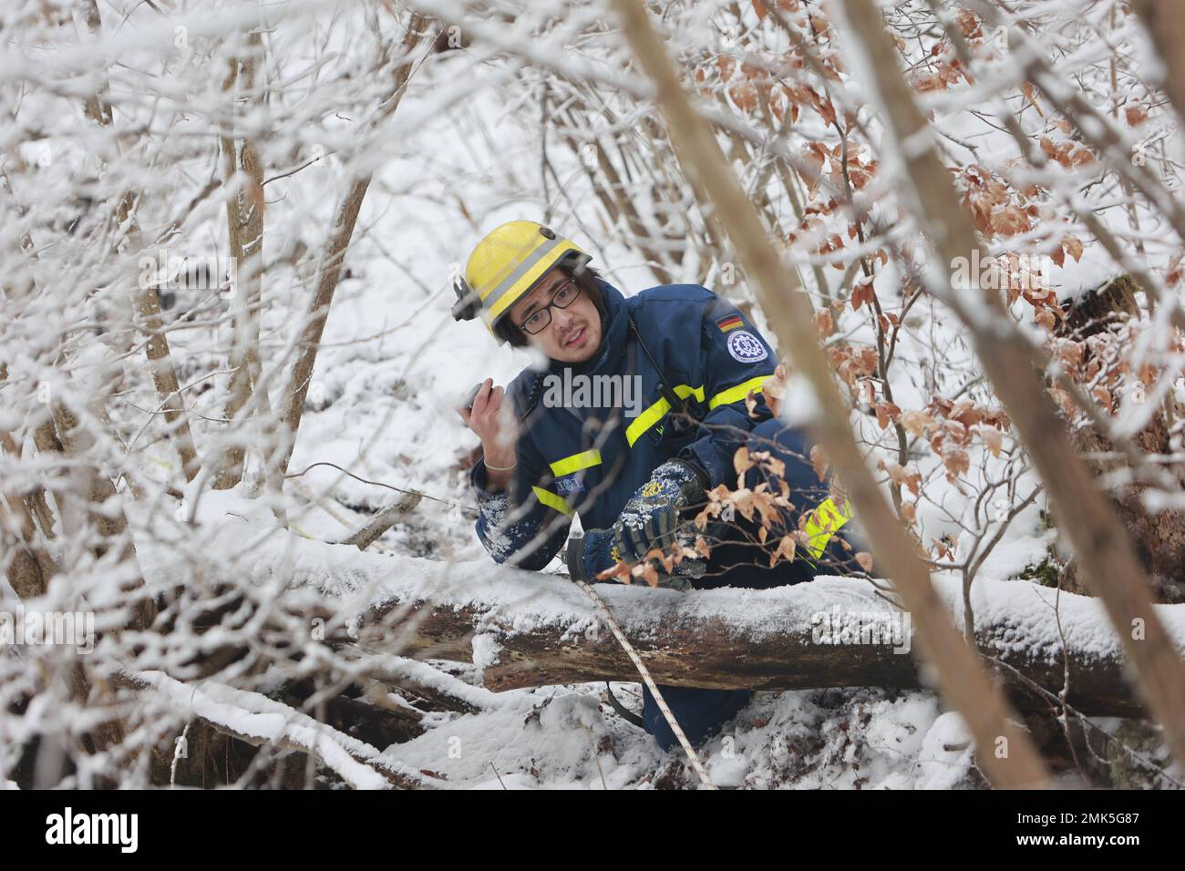 28 January 2023, Saxony-Anhalt, Rübeland: A THW helper checks the ...