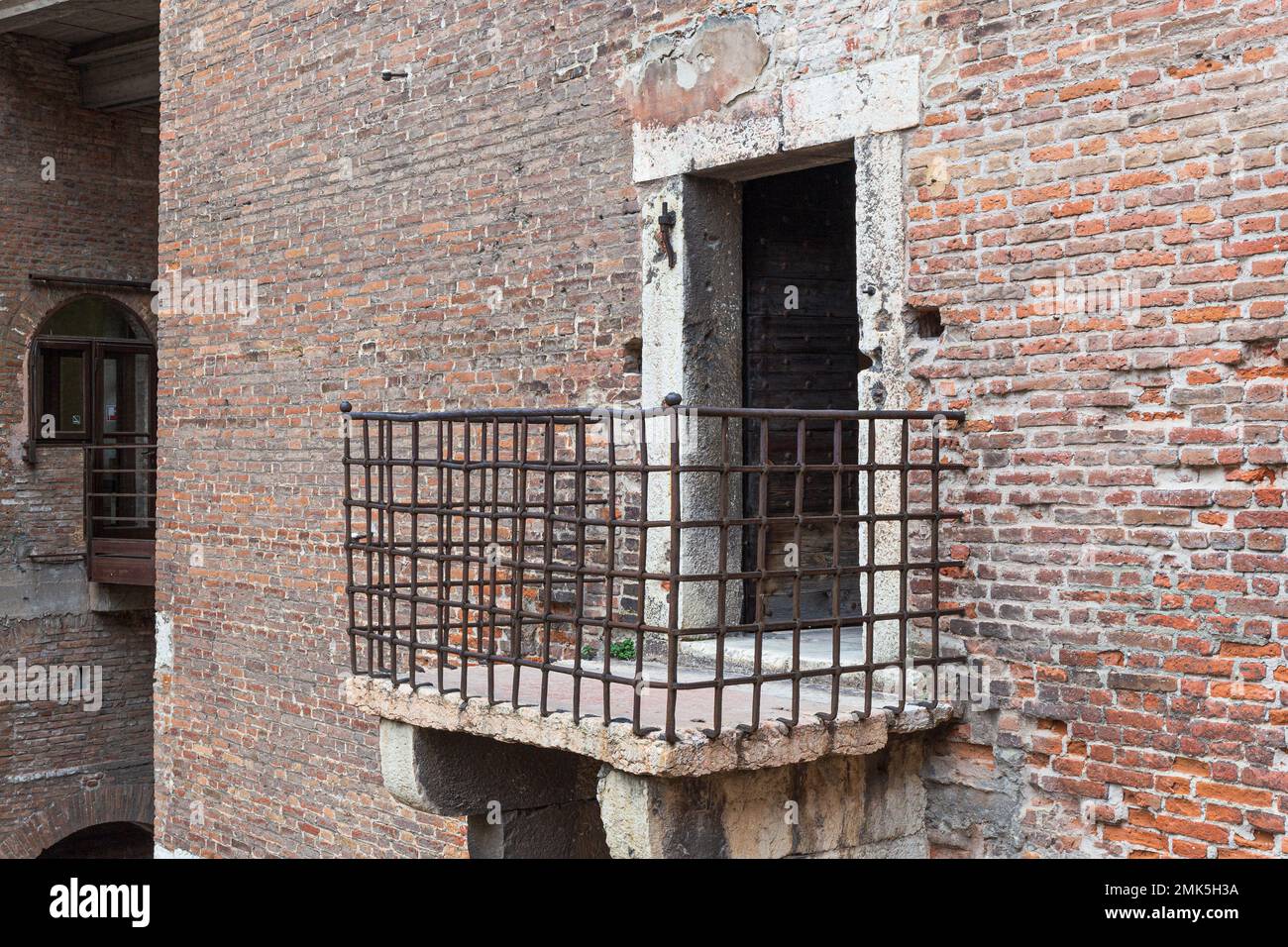 The balcony in the tower of the Castelvecchio bridge in Verona Stock ...