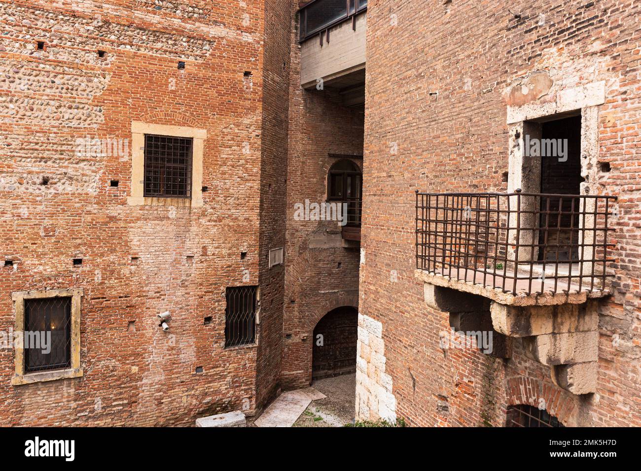 The balcony in the tower of the Castelvecchio bridge in Verona Stock ...
