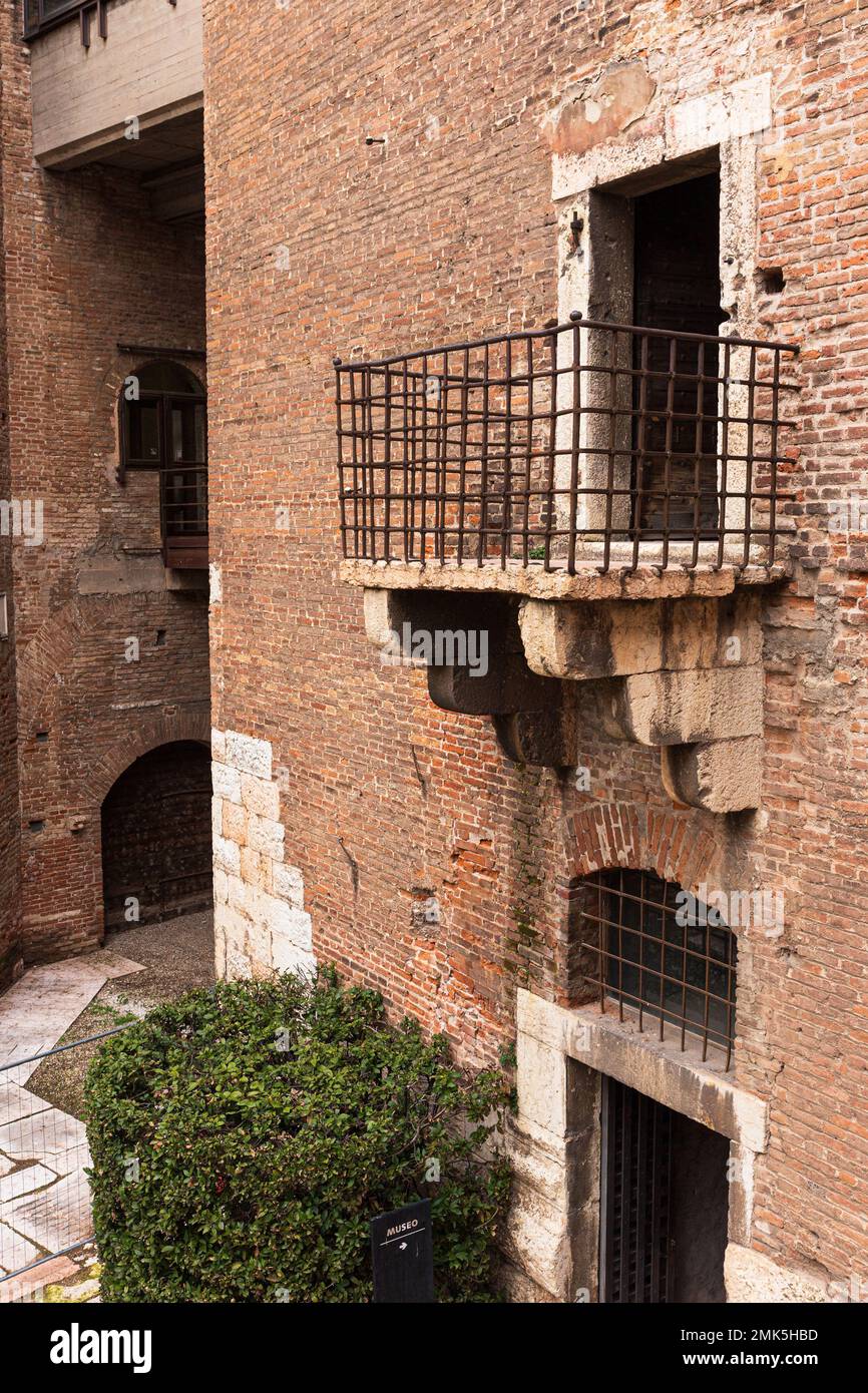 The balcony in the tower of the Castelvecchio bridge in Verona Stock ...
