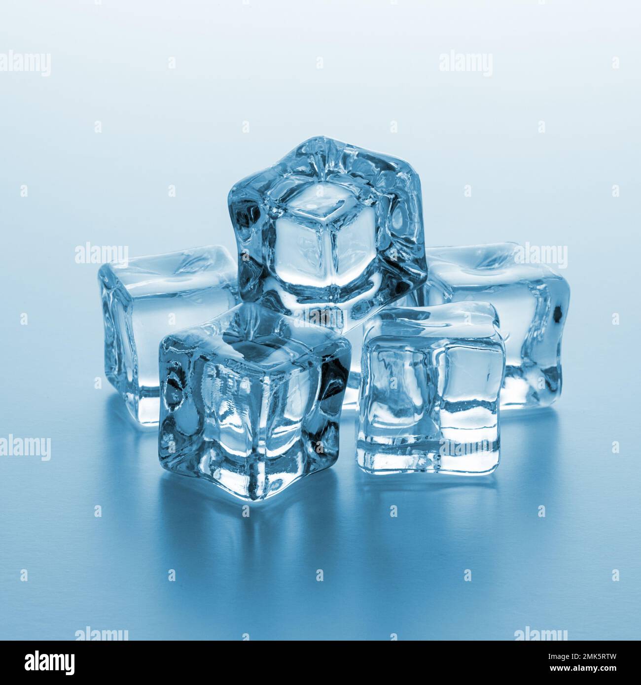 Crystal clear ice cubes hi-res stock photography and images - Alamy