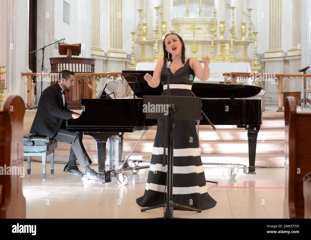 Hessika Arevalo and Sergio Vazquez with sentimental music in the temple ...