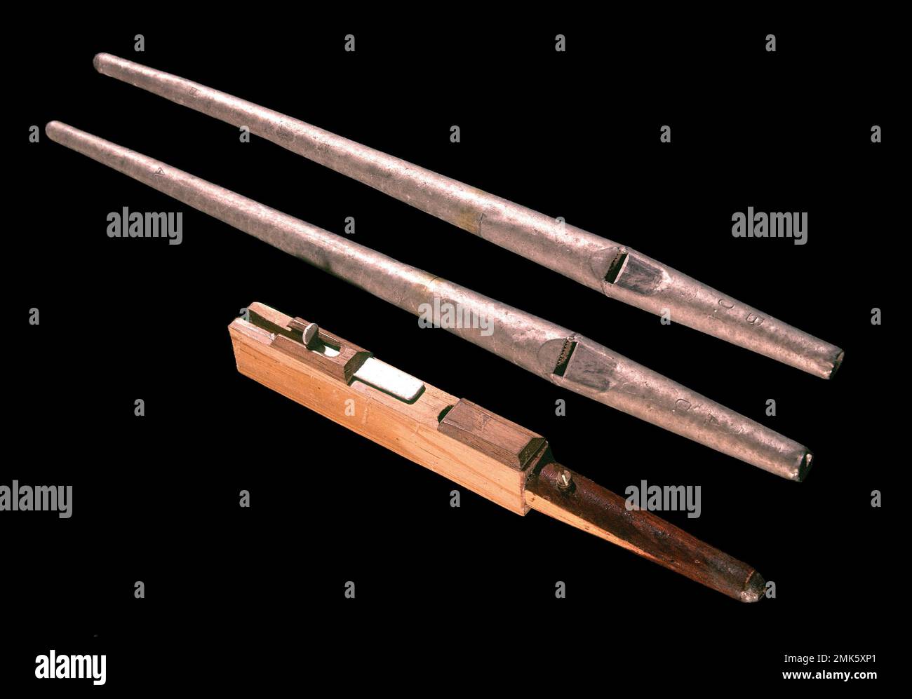 PIEZAS DE ARMONIO POR DONDE SE PRODUCE EL SONIDO Stock Photo - Alamy