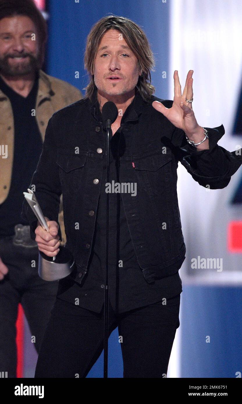 Keith Urban accepts the award for entertainer of the year at the 54th ...