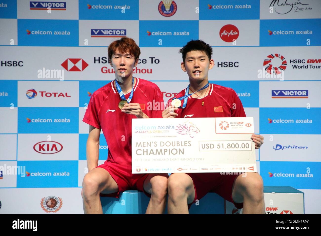 China's Li Junhui, left, and teammate Liu Yuchen, pose during awards ...