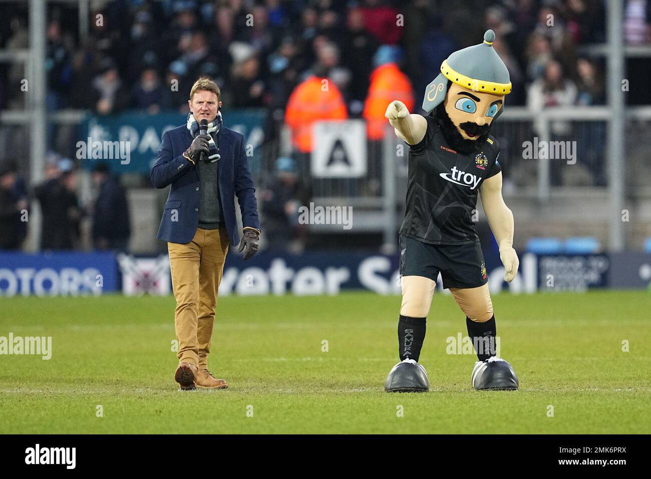 Rugby crowd cheering hi-res stock photography and images - Alamy