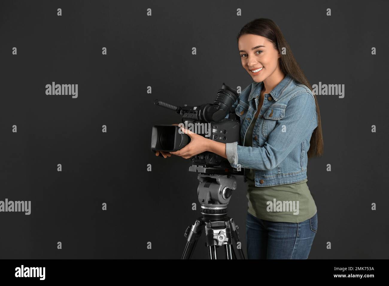 Black woman with news tv camera hi-res stock photography and images - Alamy