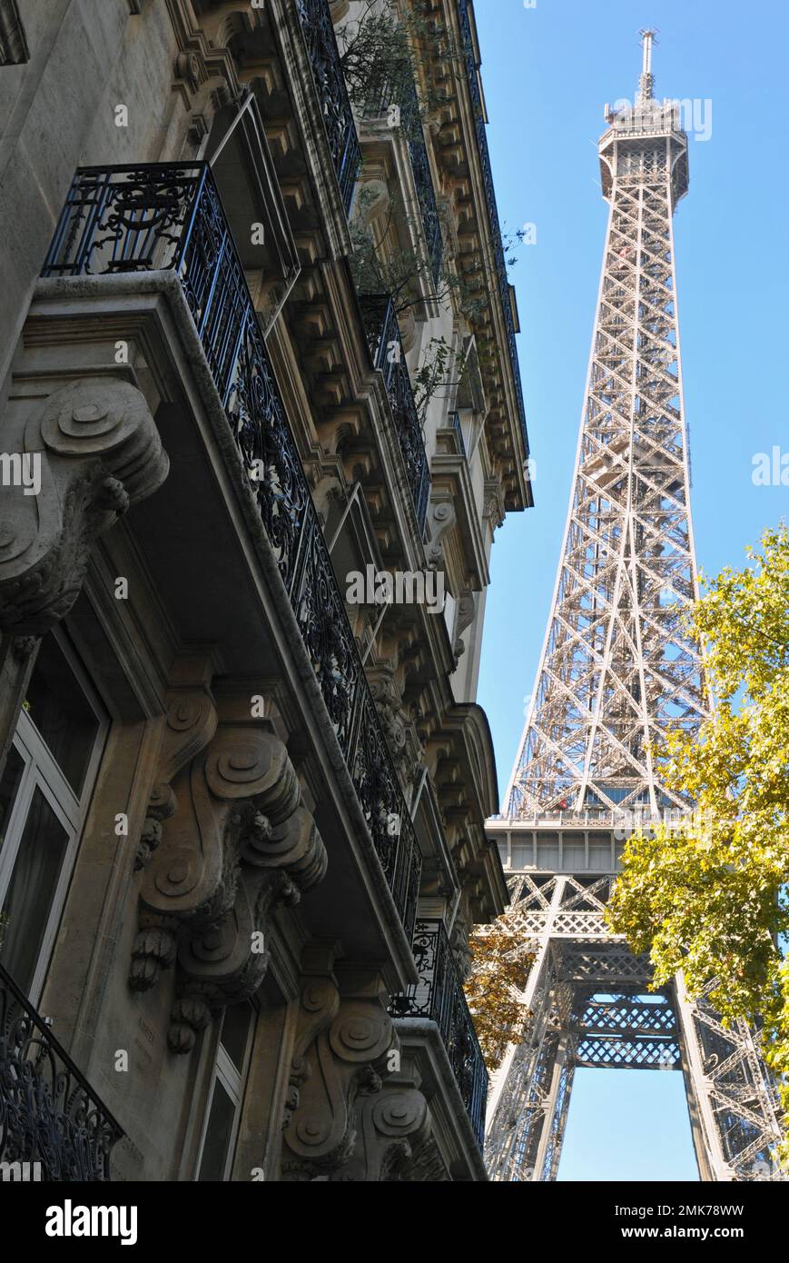 Eiffel tower vertical image hi-res stock photography and images - Alamy
