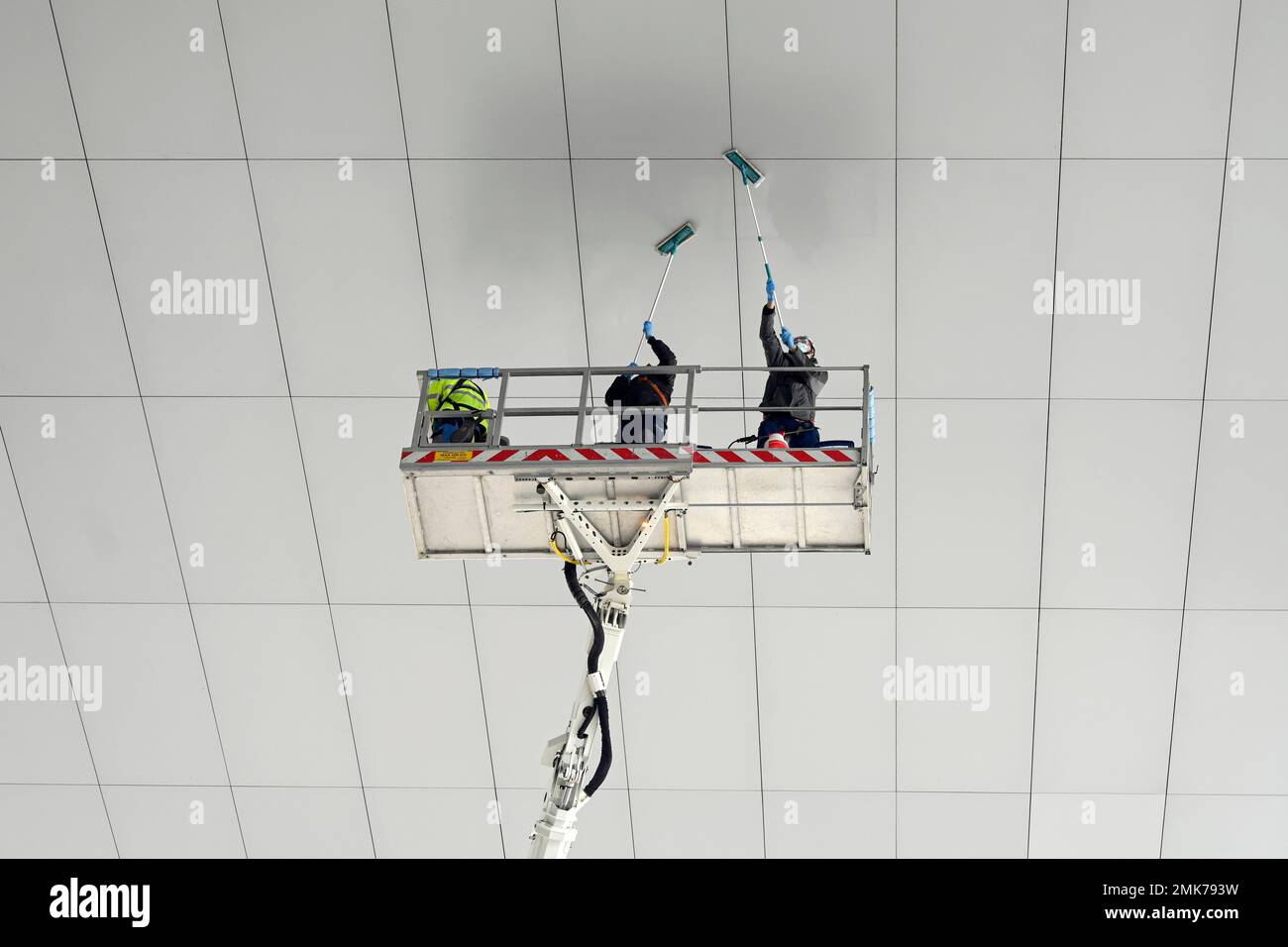 Lifting platform, men clean ceiling Stock Photo - Alamy