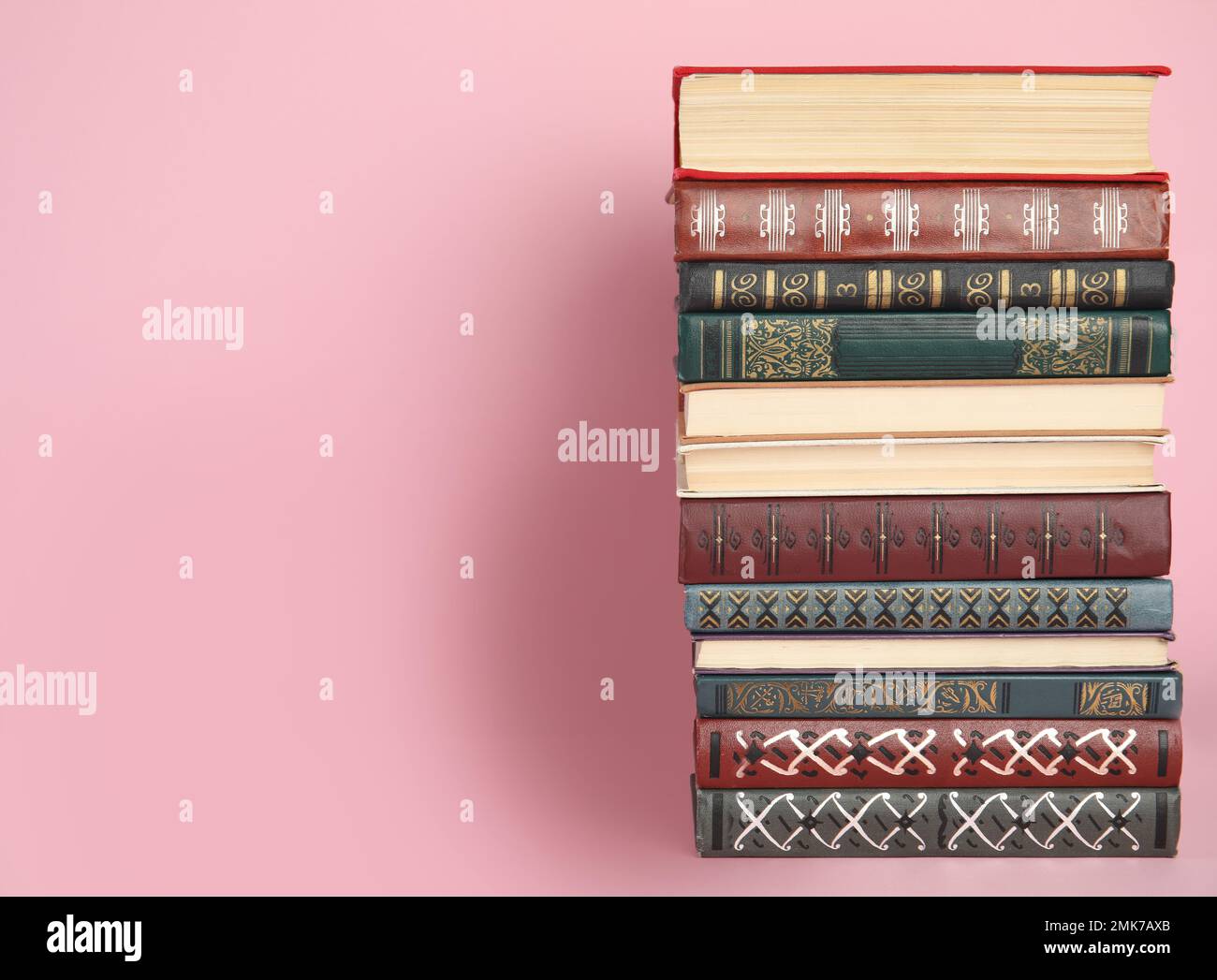 Pink books on bookshelf hi-res stock photography and images - Alamy