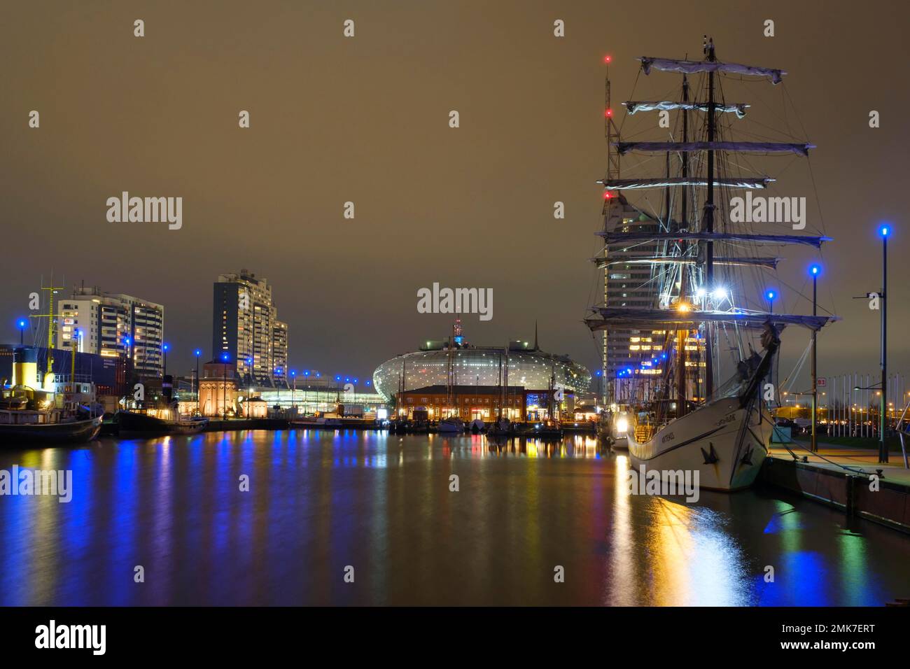 Columbus Center, Klimahaus and traditional ships in the new harbour ...
