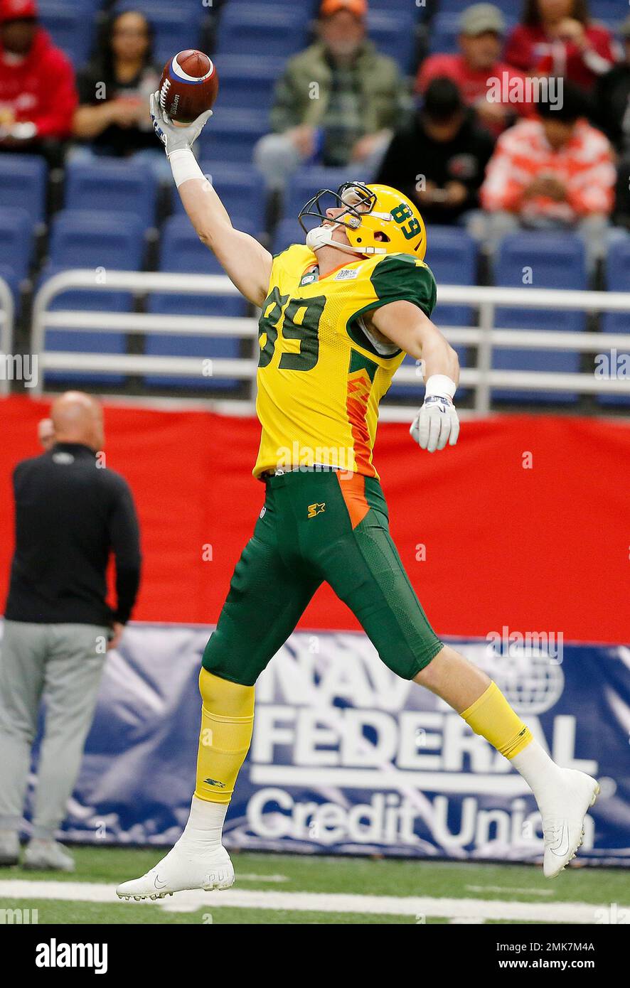 Arizona Hot Shots tight end Connor Hamlett (89) reaches for the ball ...