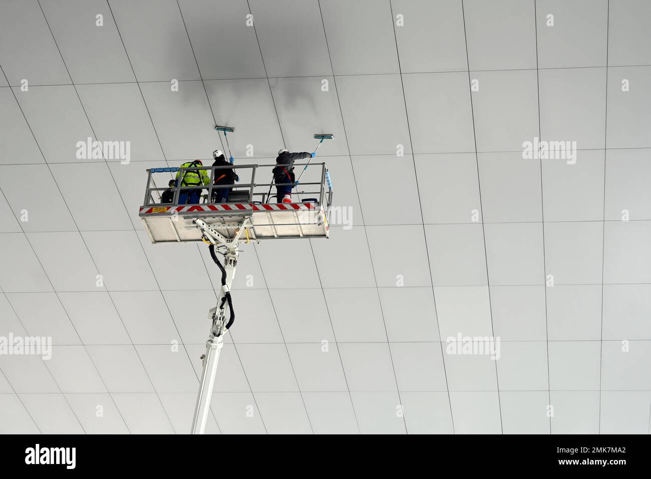 Lifting platform, men clean ceiling Stock Photo - Alamy