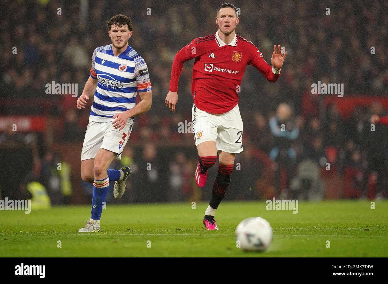 Reading's Tom Holmes (left) and Manchester United's Wout Weghorst in ...