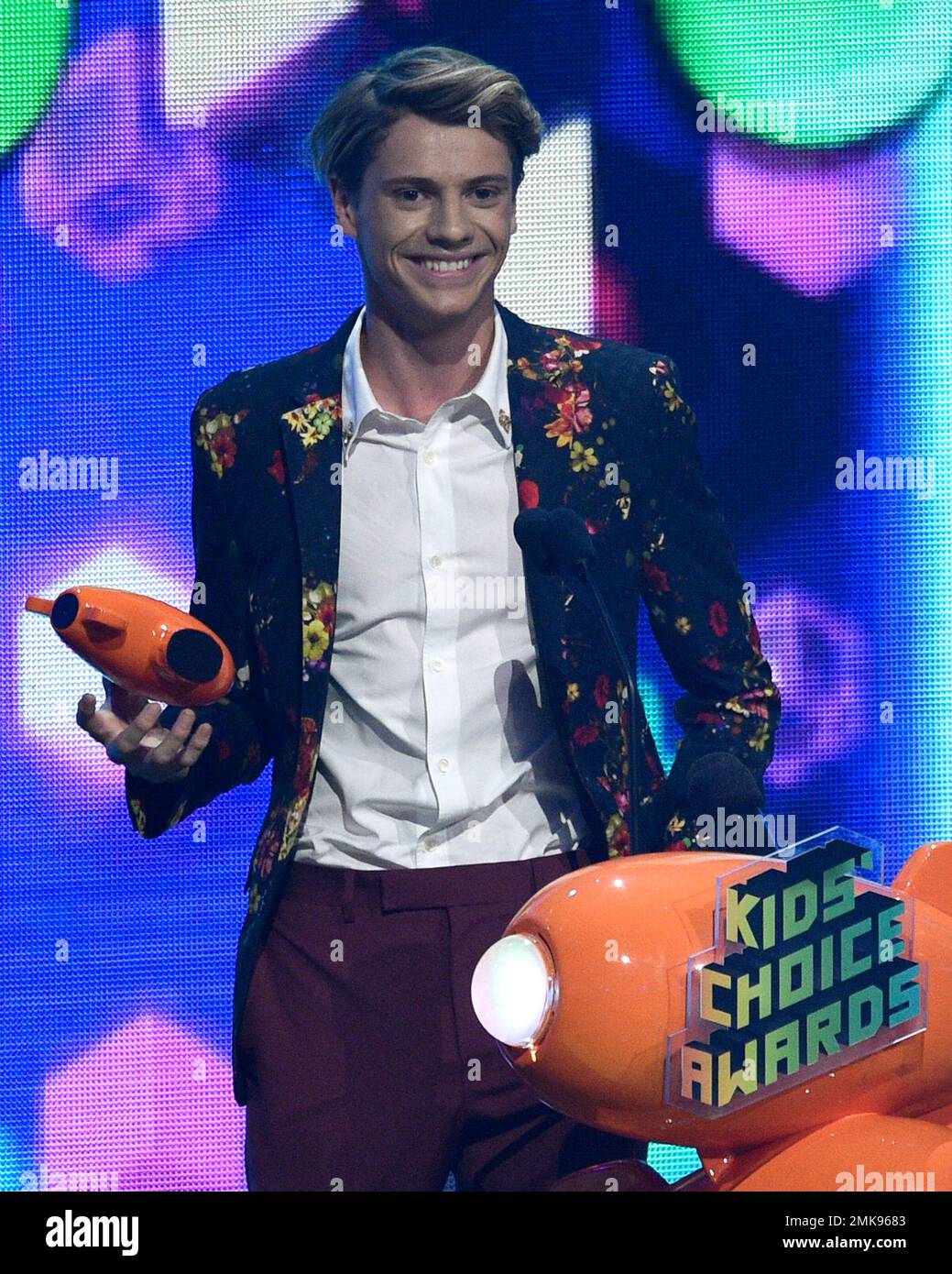 Jace Norman accepts the award for favorite male TV star for "Henry ...