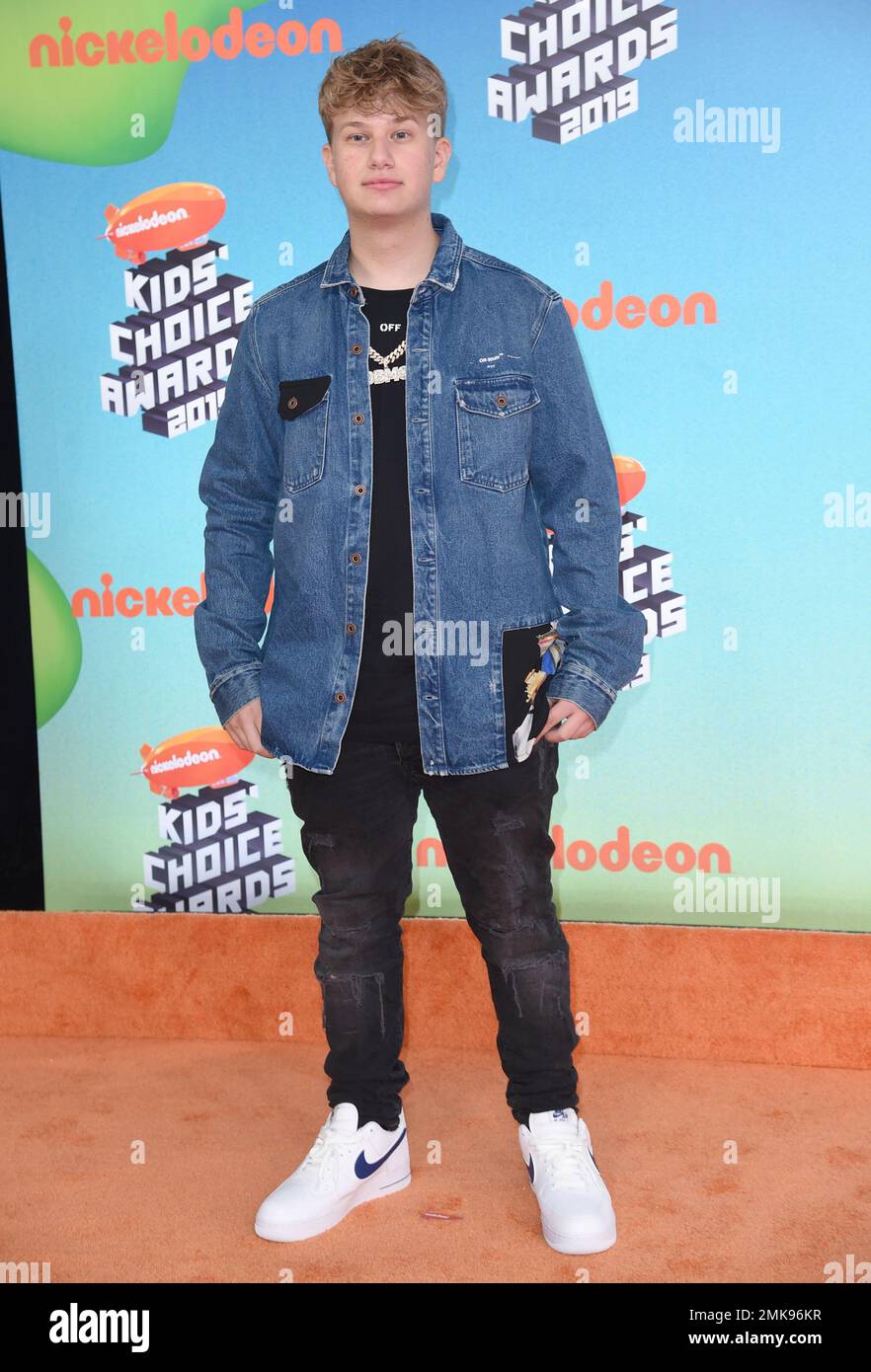 Justin Roberts arrives at the Nickelodeon Kids' Choice Awards on ...