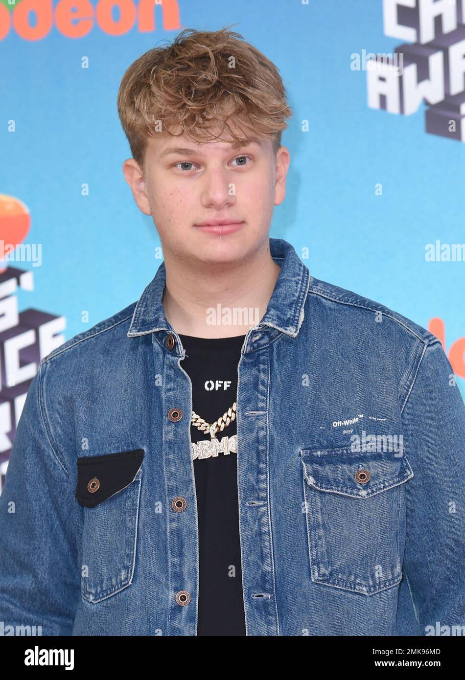 Justin Roberts arrives at the Nickelodeon Kids' Choice Awards on ...