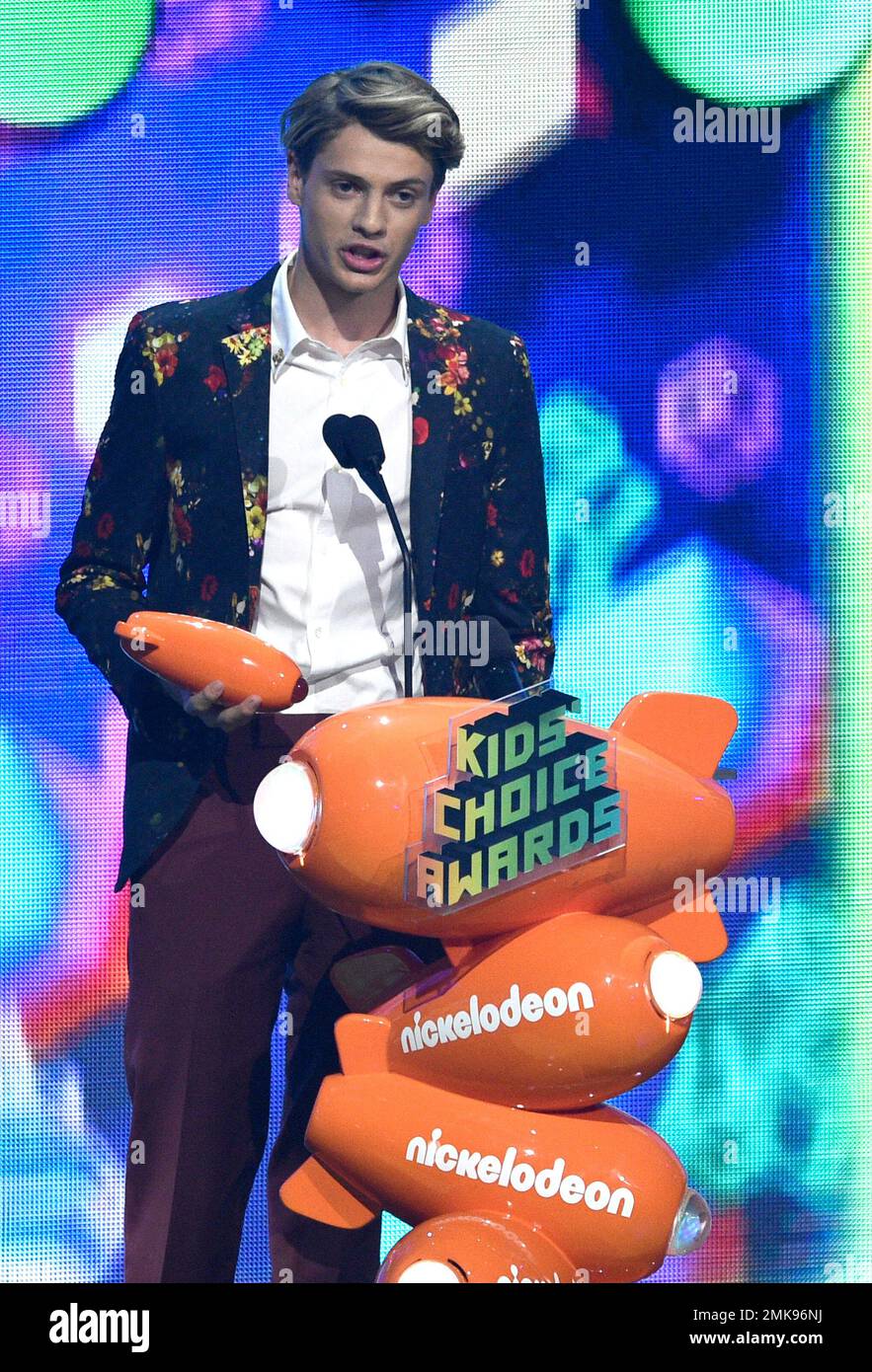 Jace Norman accepts the award for favorite male TV star for "Henry ...