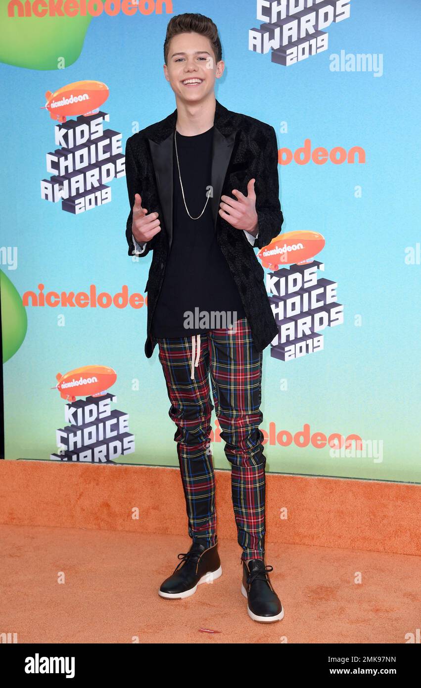 Case Walker arrives at the Nickelodeon Kids' Choice Awards on Saturday ...
