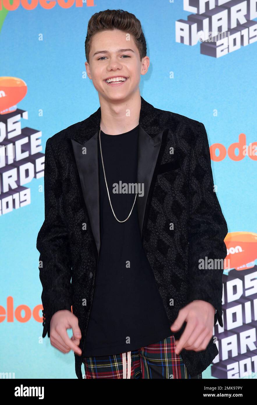 Case Walker arrives at the Nickelodeon Kids' Choice Awards on Saturday ...