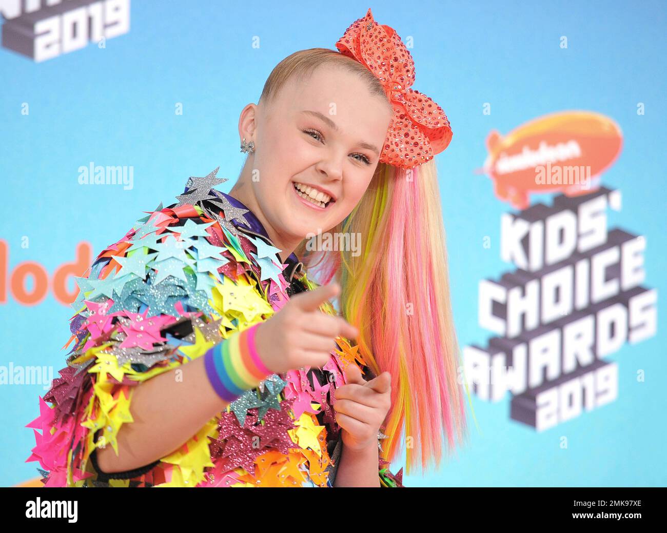 JoJo Siwa arrives at the Nickelodeon Kids' Choice Awards on Saturday ...