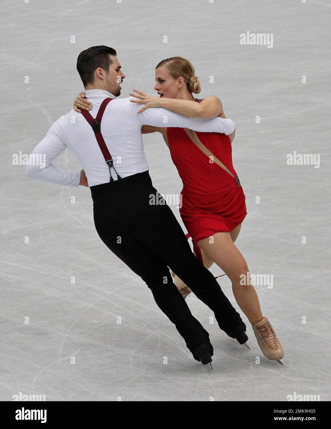 Madison Hubbell and Zachary Donohue of the U.S. perform their ice dance ...