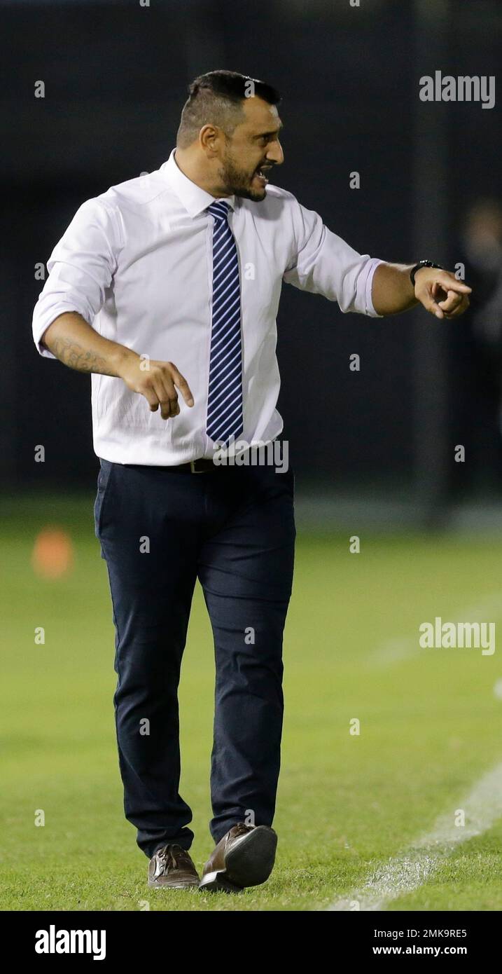 Mario Jara head coach of Paraguay's Independiente shouts during a Copa ...