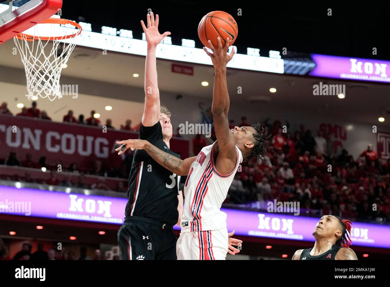 Houston guard Marcus Sasser, right, shoots as Cincinnati forward Viktor ...