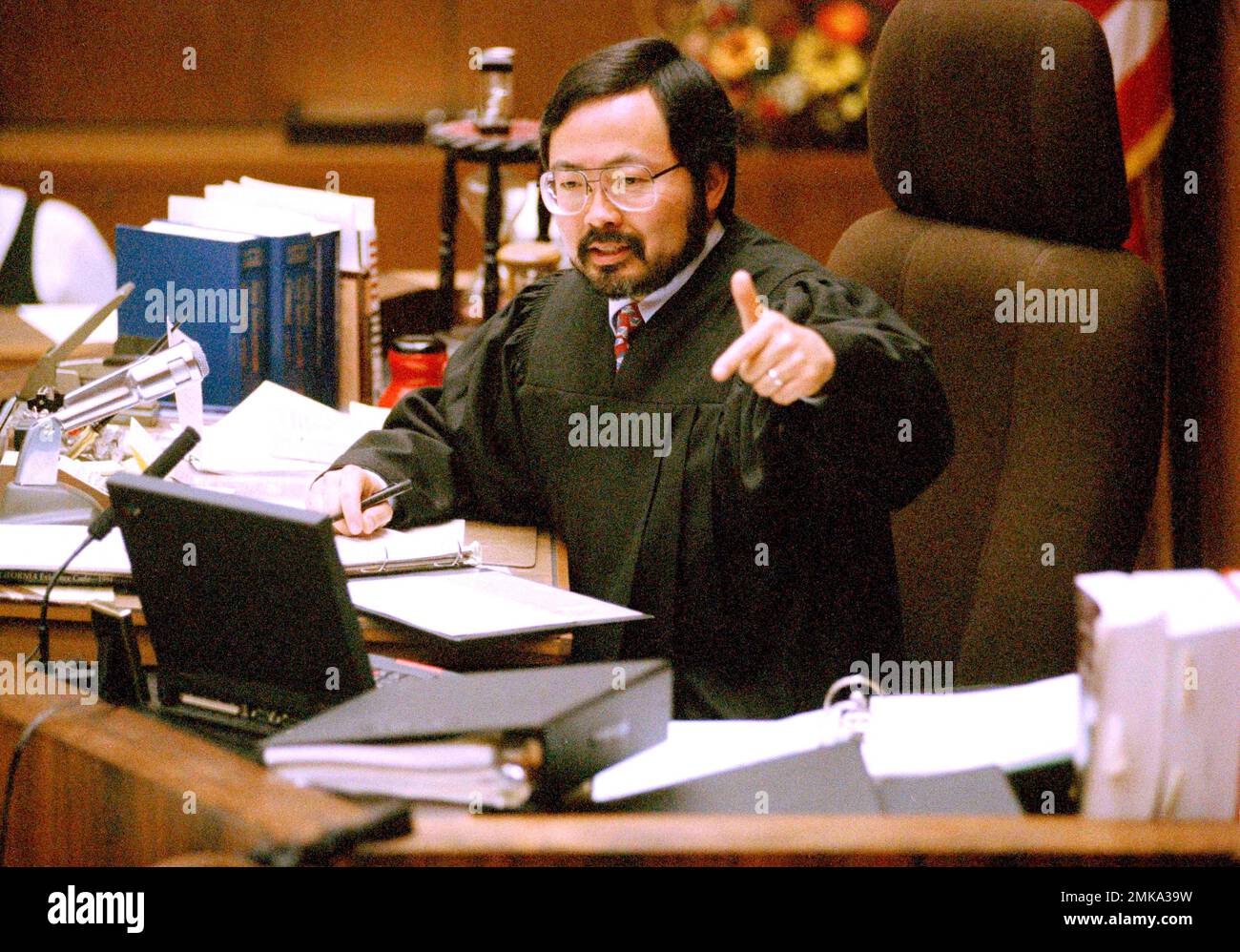 Judge Lance Ito gives instructions to the jury before all parties in ...