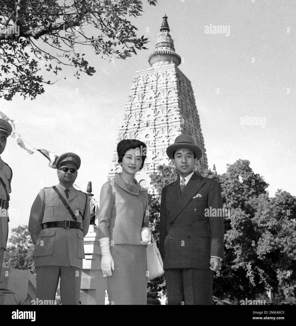 Crown Prince Akihito and Princess Michiko of Japan visit the Mahabodhi ...