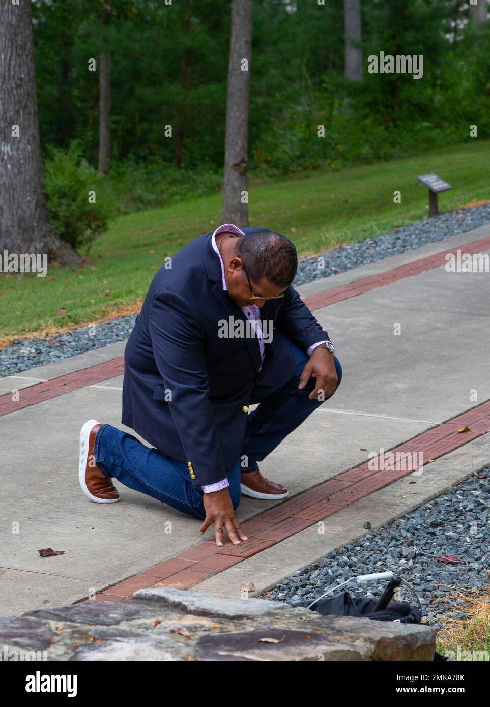 Luis R. Clemente takes a knee in honor of his father, Roberto Clemente ...