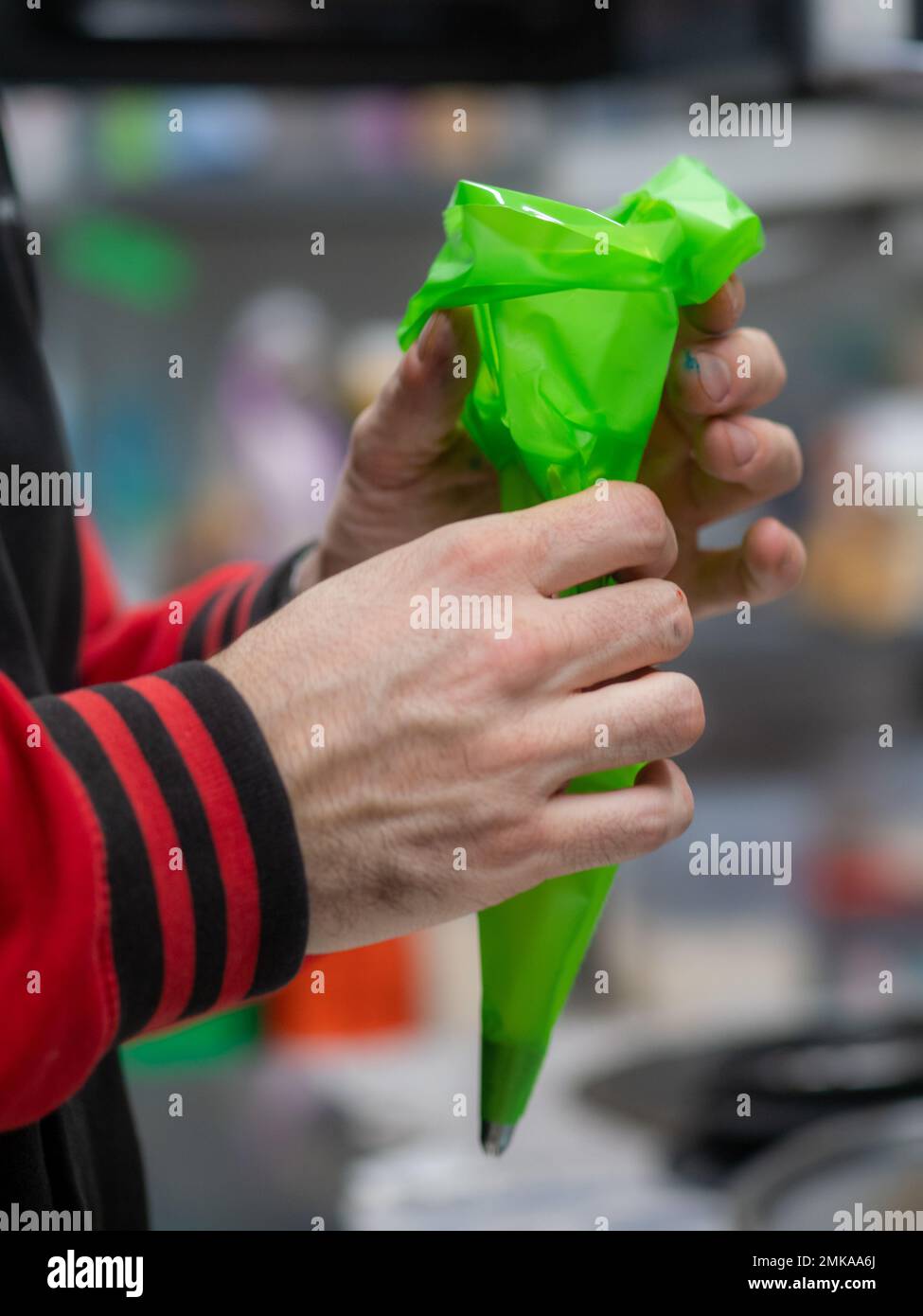 Rose cake piping hi-res stock photography and images - Alamy