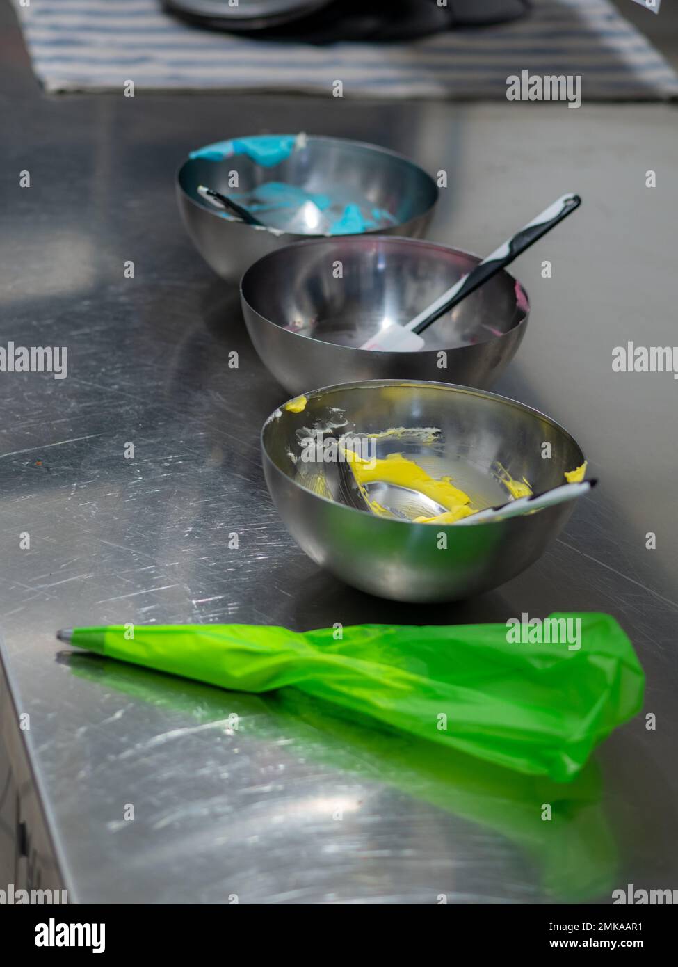 Rose cake piping hi-res stock photography and images - Alamy