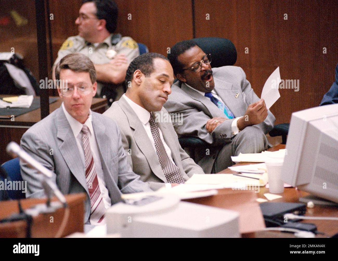 Defense attorney Johnnie Cochran Jr., right, and defendant O.J. Simpson ...