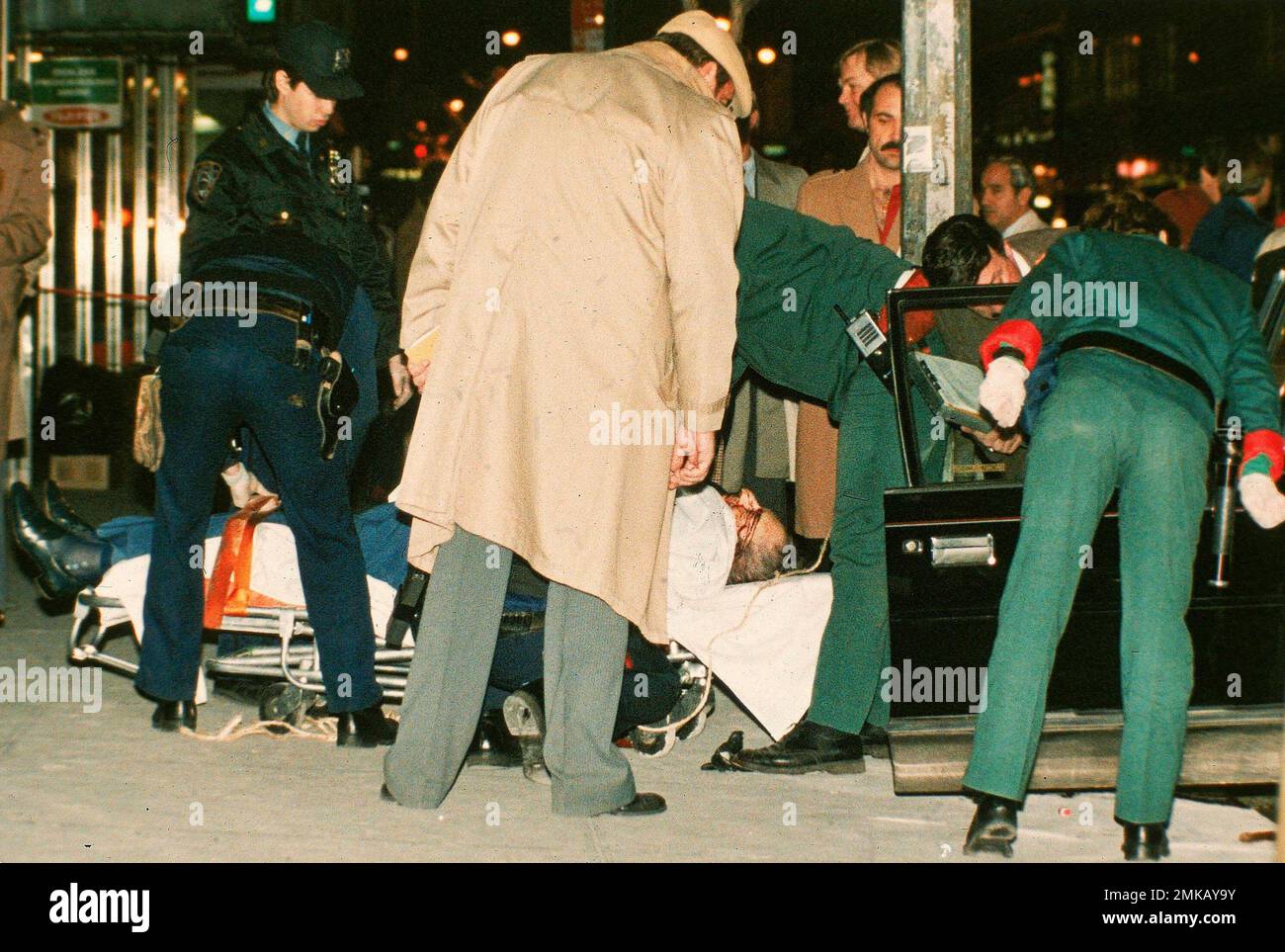 FILE - In this Dec. 16, 1985 file photo, the body of mafia crime boss ...