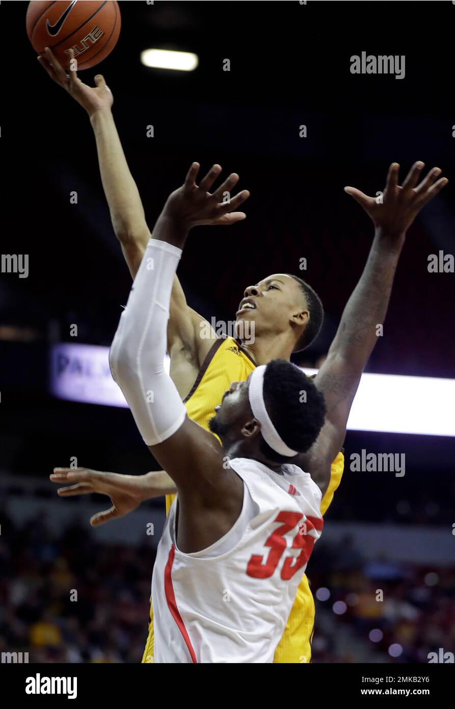 Wyoming's Brandon Porter shoots over New Mexico's Carlton Bragg during ...