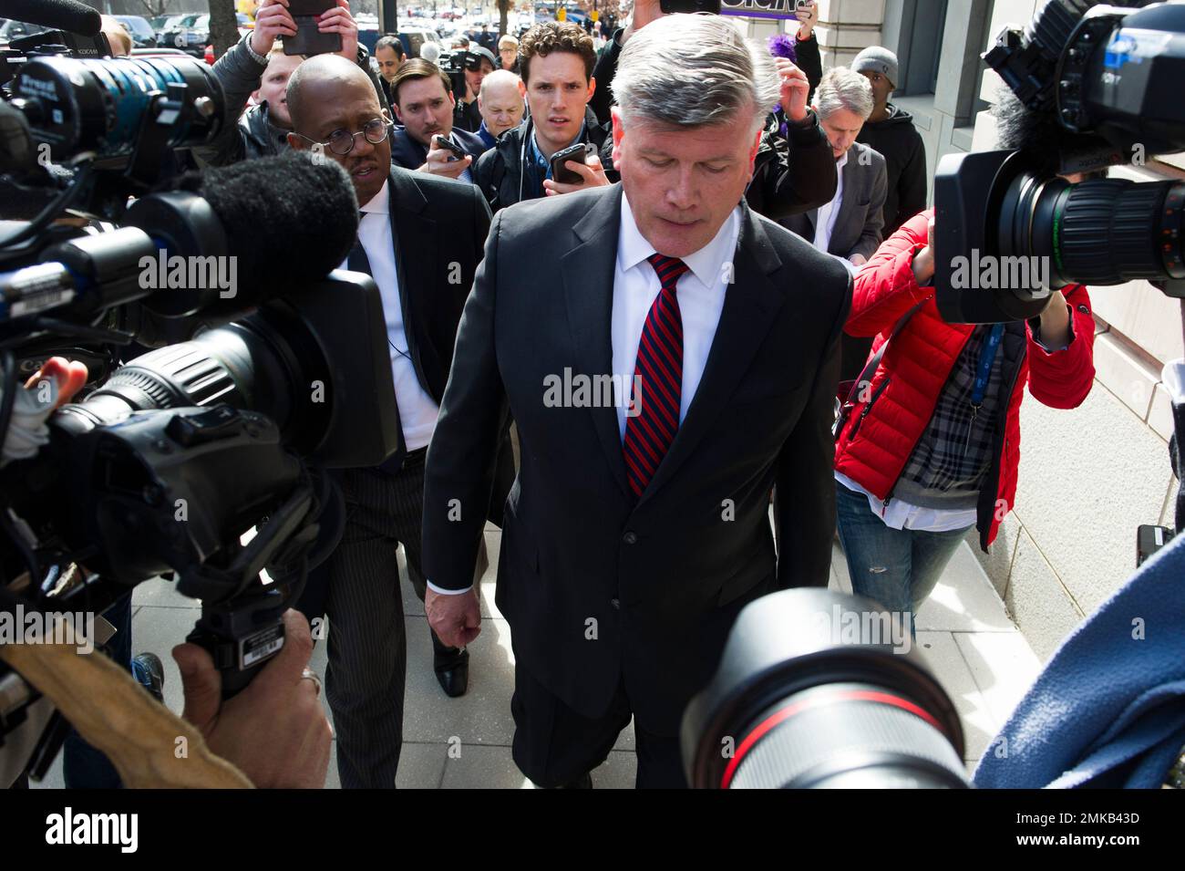 Kevin Downing, Paul Manafort's defense attorney, walks away after ...