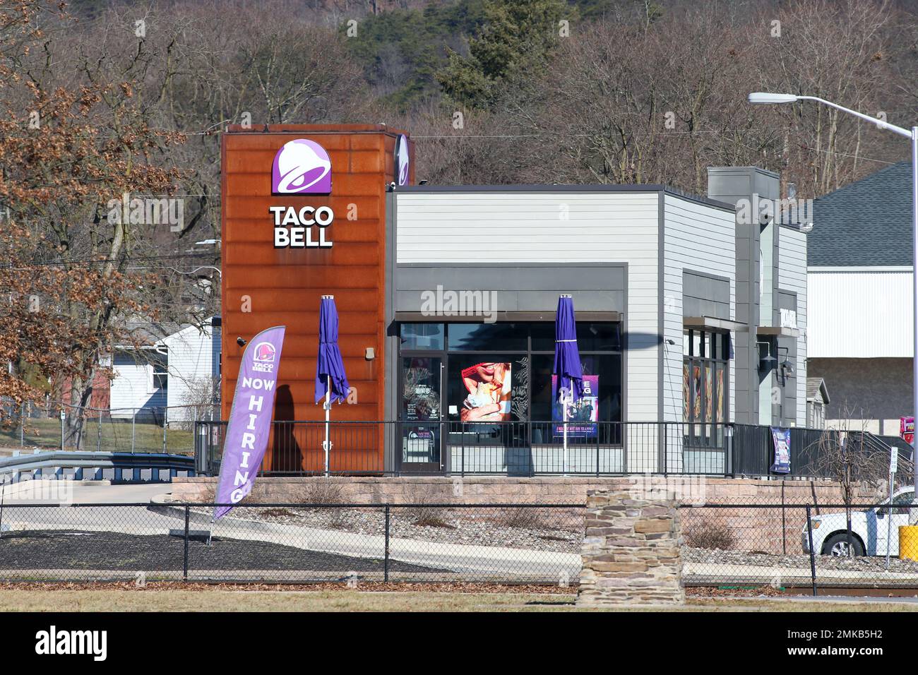 Taco bell now hiring sign hi-res stock photography and images - Alamy
