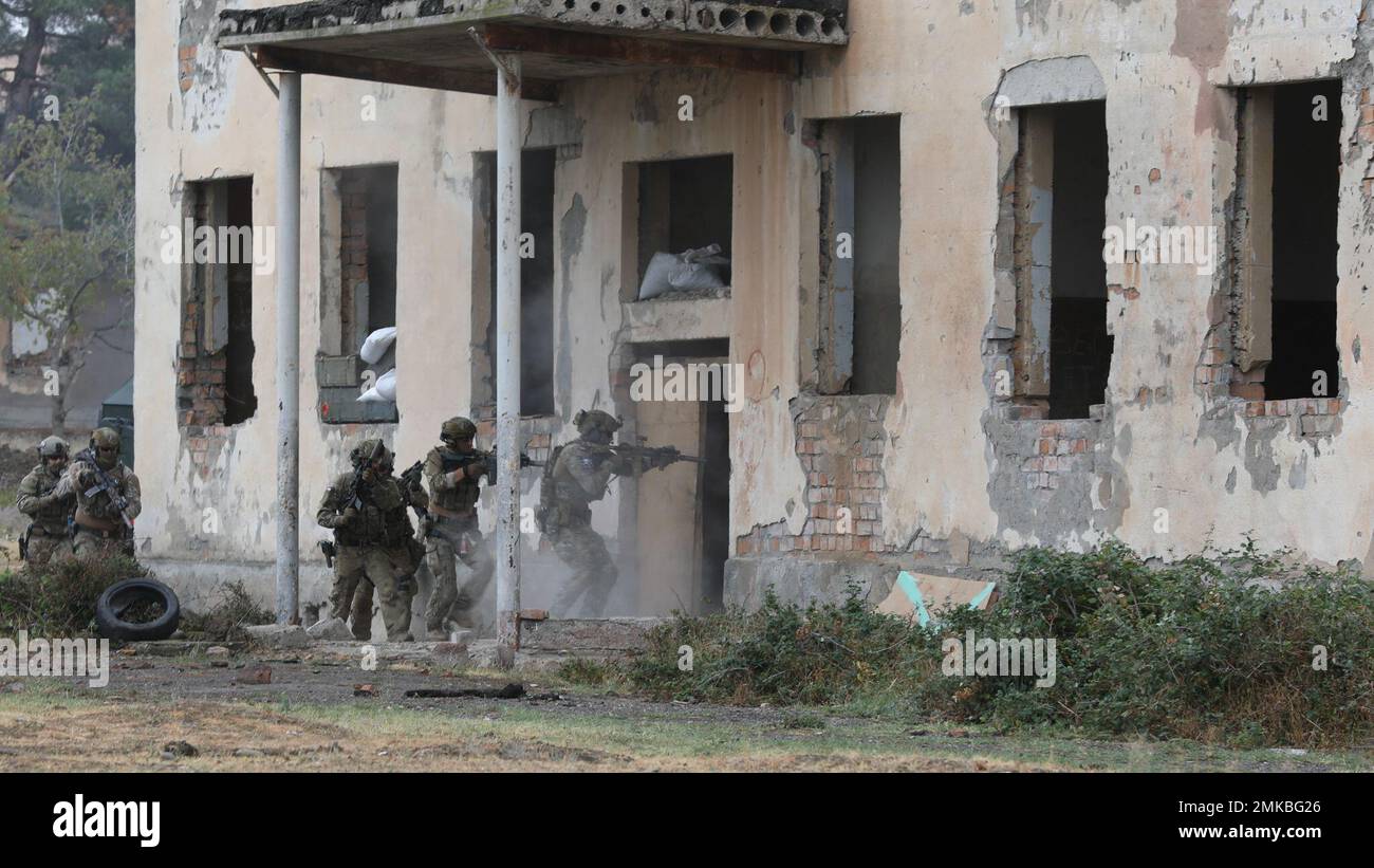 Members of Georgian and Polish special operations forces practice ...