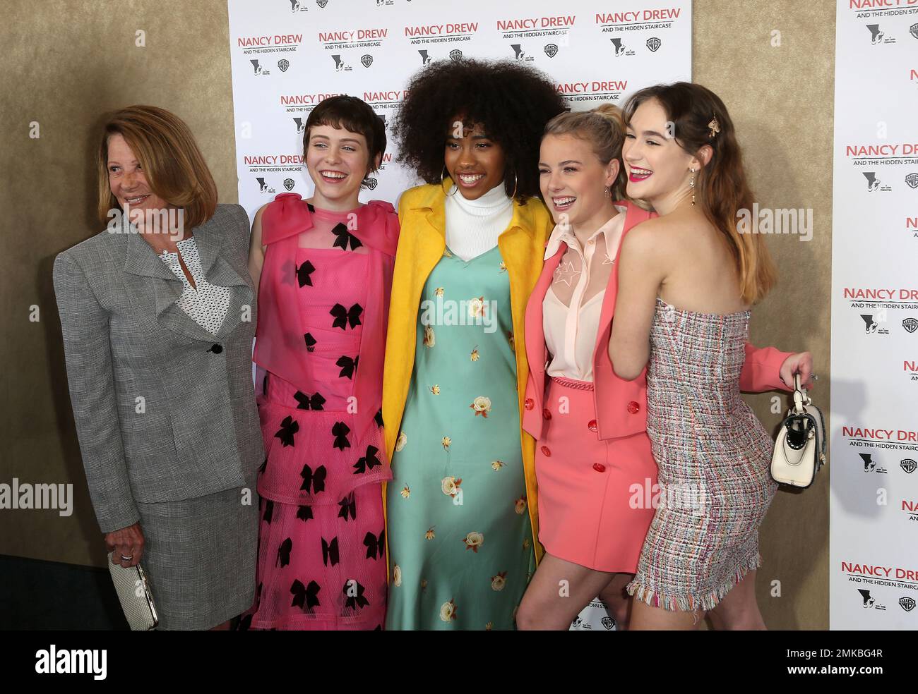 Linda Lavin, from left, Sophia Lillis, Zoe Renee. Laura Wiggins and ...