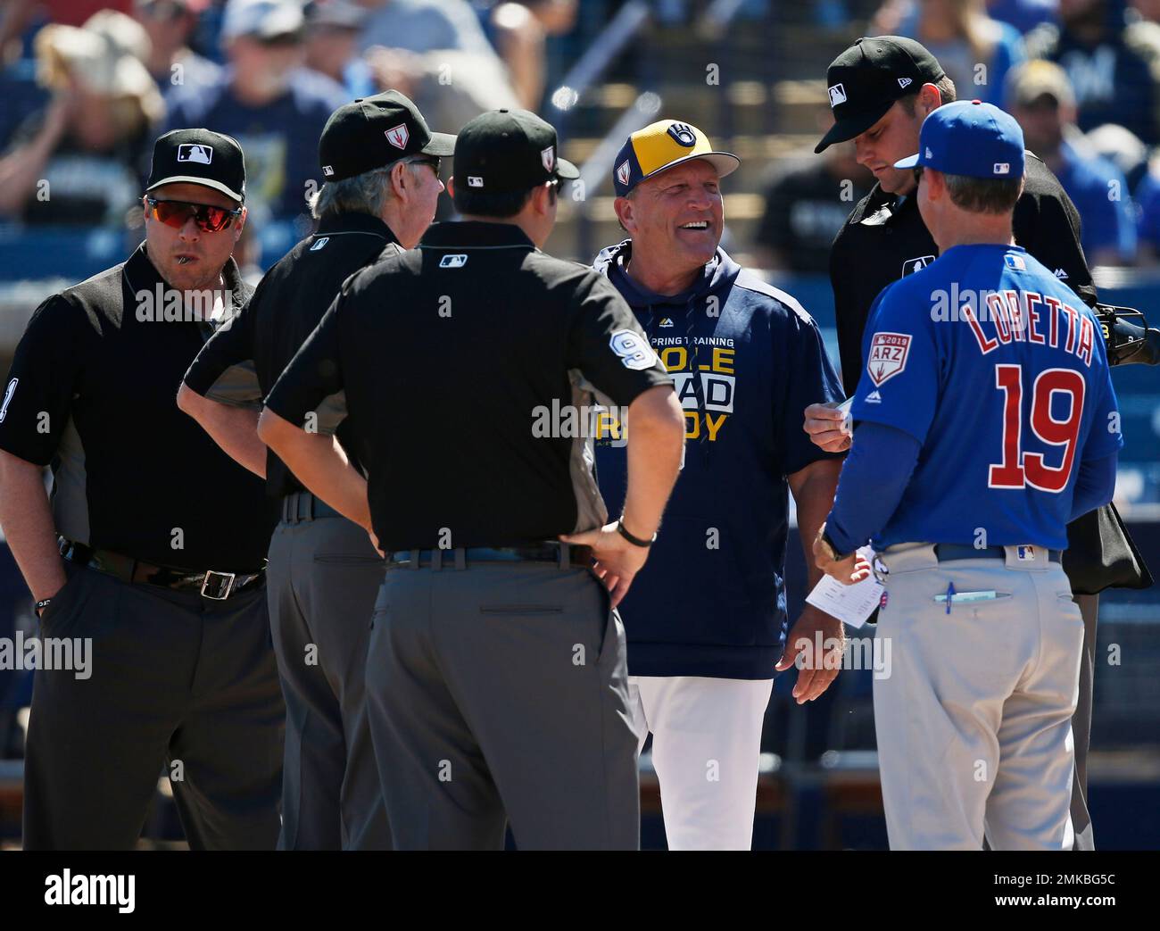 Milwaukee Brewers bench coach Pat Murphy, center, talks with Chicago ...