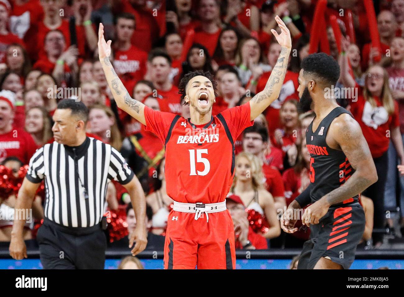 Cincinnati's Cane Broome (15) reacts alongside Houston's Corey Davis Jr ...
