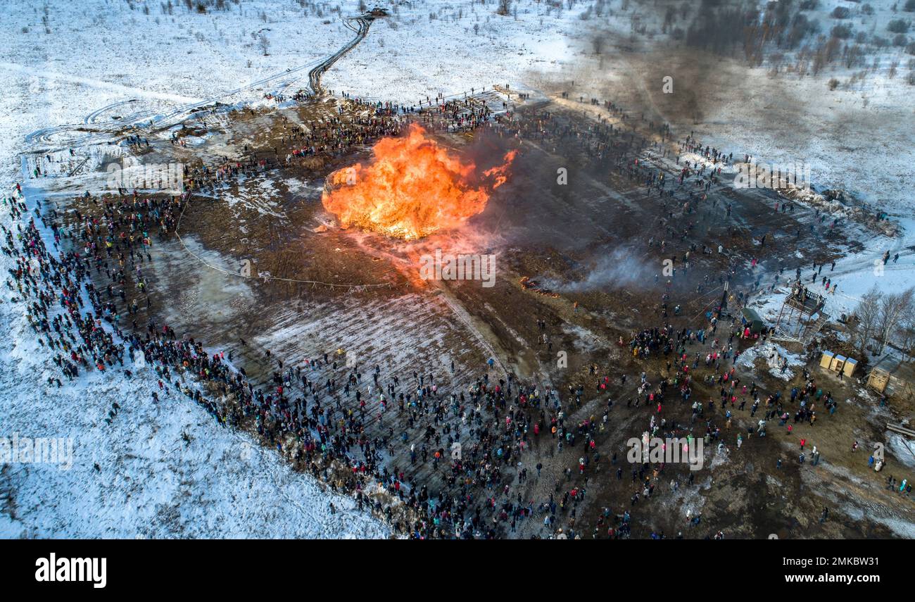 People watch a sculpture burning at the Maslenitsa (Shrovetide ...