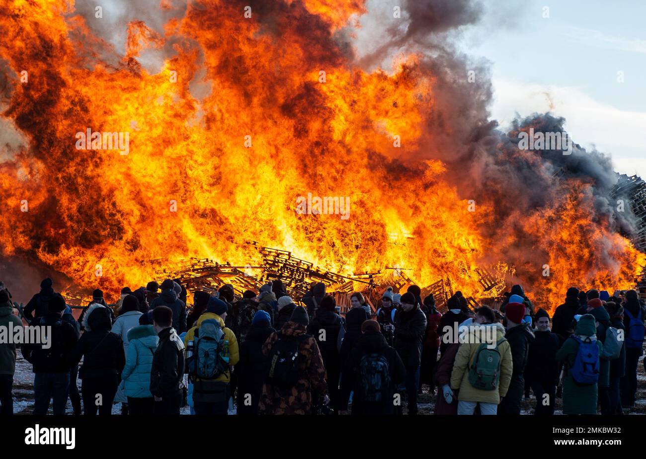 People watch a sculpture burning at the Maslenitsa (Shrovetide ...