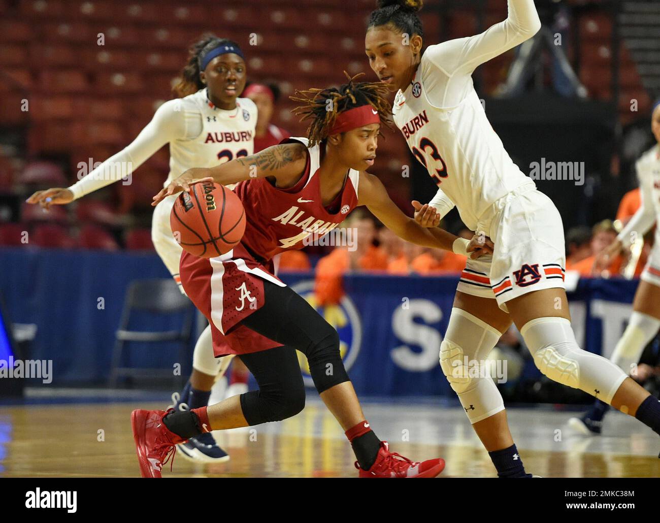 Alabama's Cierra Johnson, center, drives against Auburn's Crystal Primm ...