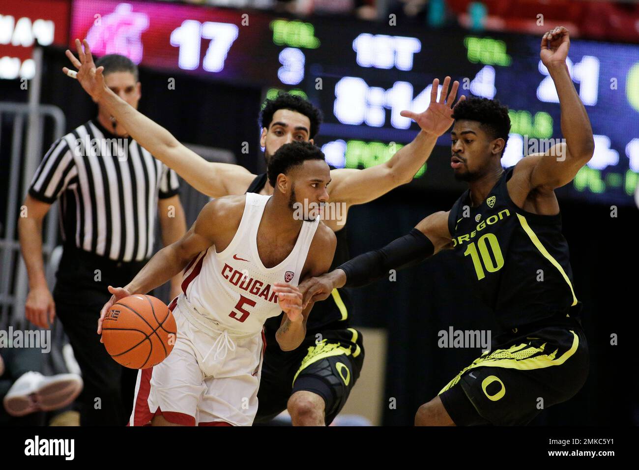 Washington State forward Marvin Cannon (5) dribbles the ball between ...