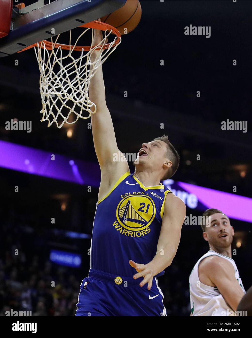 Golden State Warriors' Jonas Jerebko (21) lays up a shot against the ...